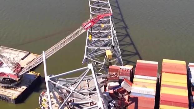 Salvage Crews Begin Removing Containers from Ship That Collapsed ... Salvage Crews Begin Removing Containers from Ship That Collapsed ...